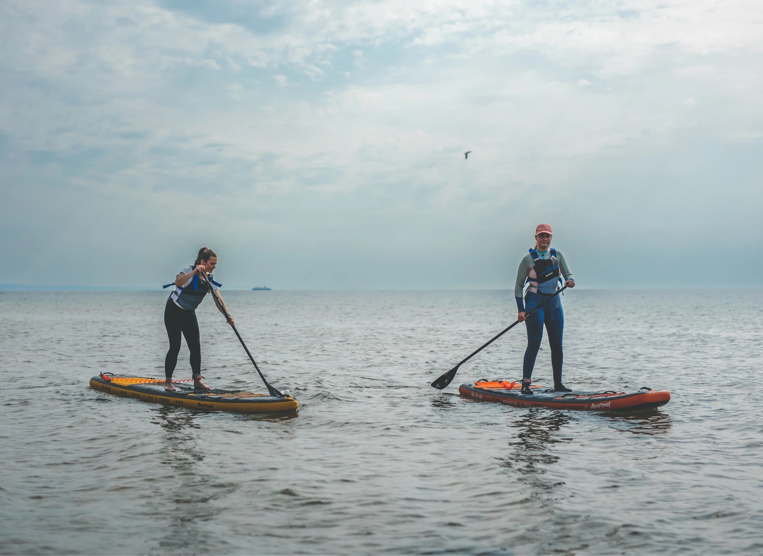 Dì di sì all'equipaggiamento di sicurezza su un paddleboard ...